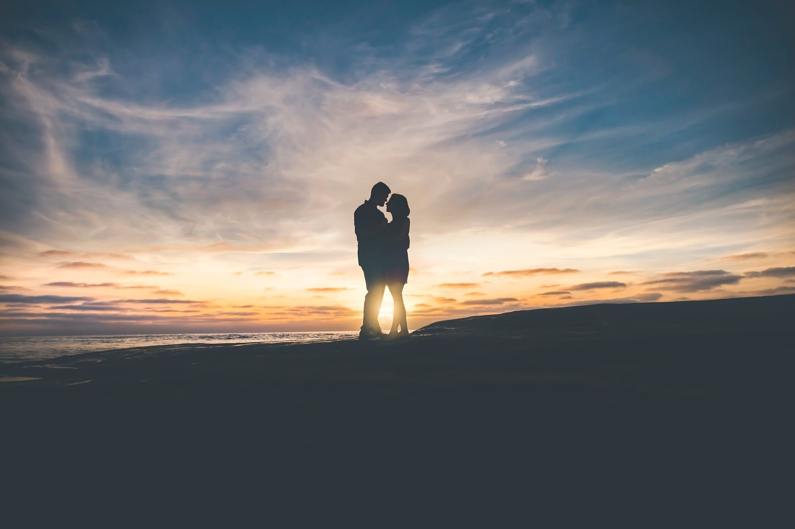 Romance is in the air: 20 photoshoot ideas to capture couples in love