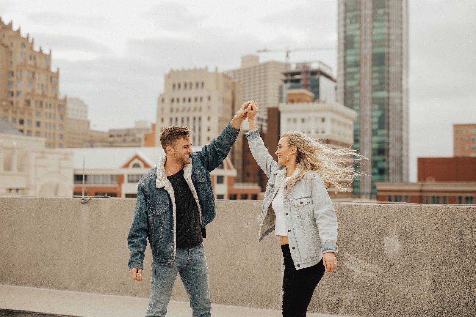 Romance is in the air: 20 photoshoot ideas to capture couples in love