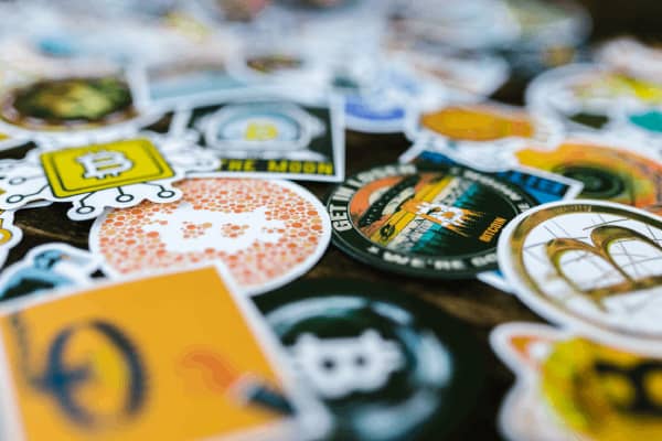 Pembuat Stiker Kotak Kustom | Desain & Pesan Cetakan dari Canva